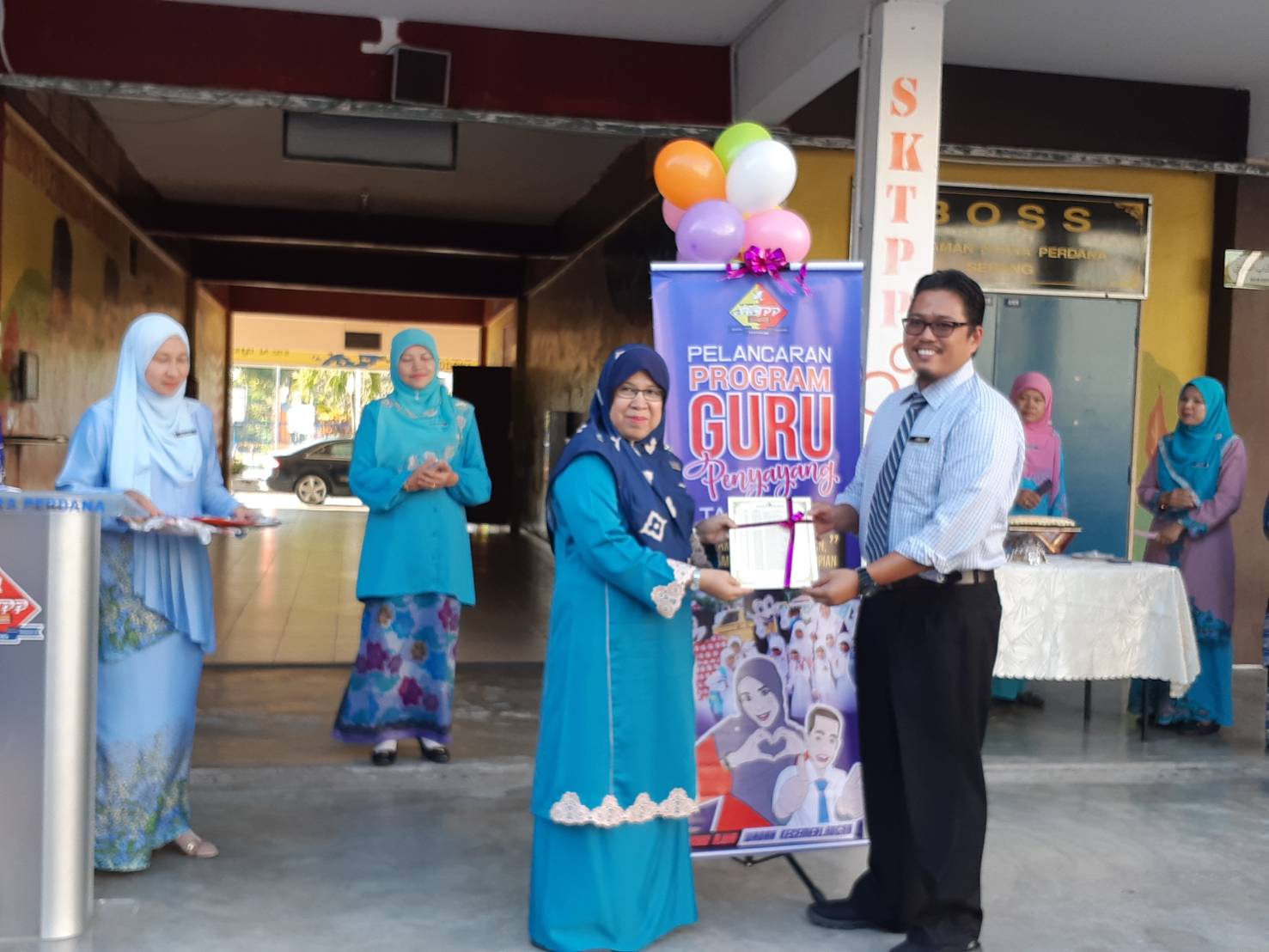 Gimik Pelancaran Program Guru Penyayang Kek