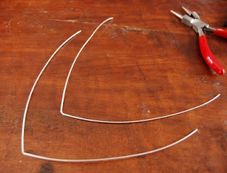 en el pais de la piruleta...: Pájaro afieltrado con patitas de alambre