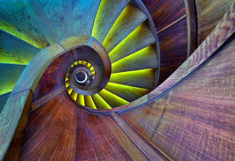 15 Mesmerizing Examples of Spiral Staircase Photography