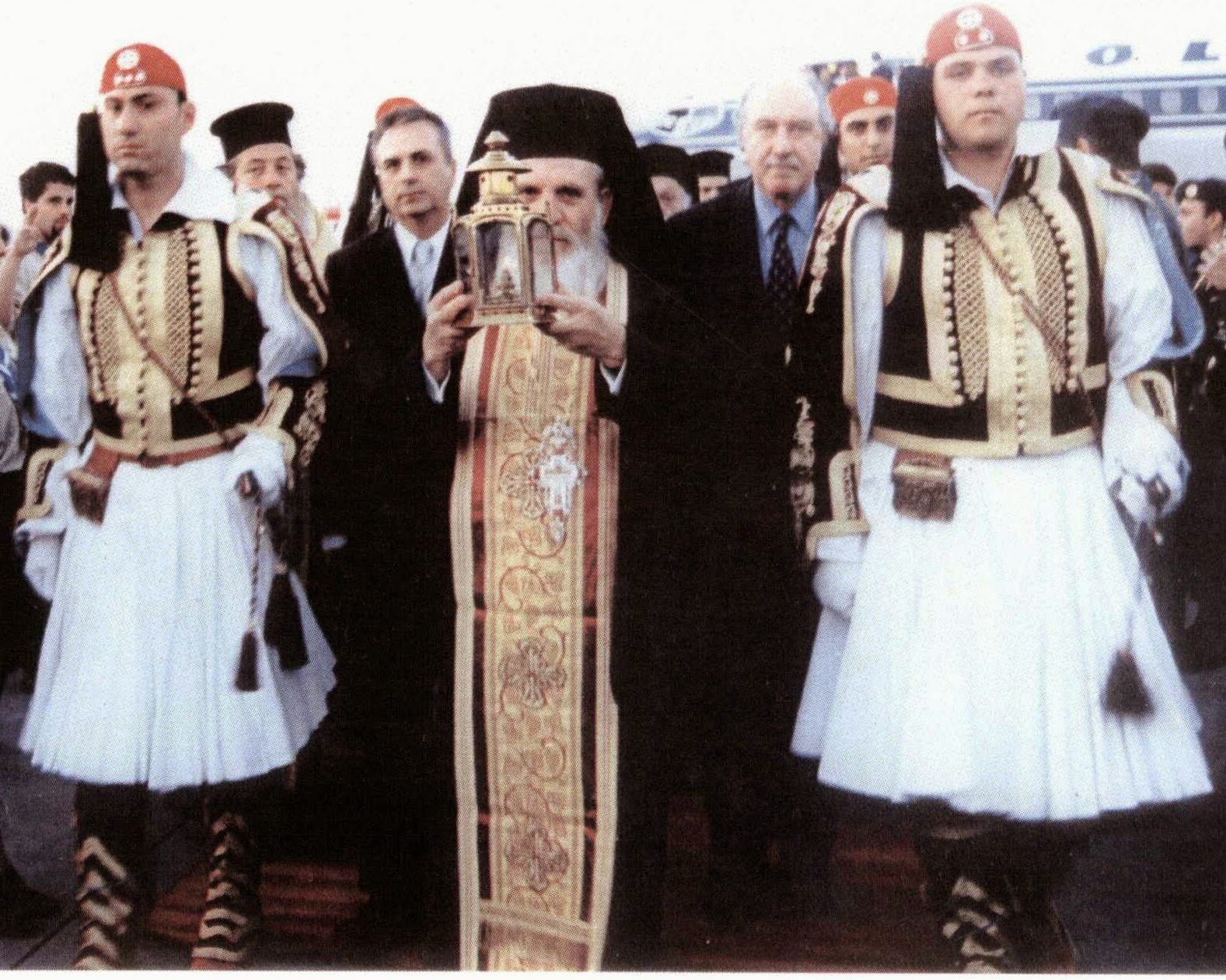 ΞΑΝΑ ΒΕΒΗΛΩΣΑΝ ΤΗΝ ΕΞΑΡΧΙΑ ΤΟΥ ΠΑΝΑΓΙΟΥ ΤΑΦΟΥ – ΠΕΤΑΞΑΝ ΕΞΩ ΑΠΟ ΤΟ ...