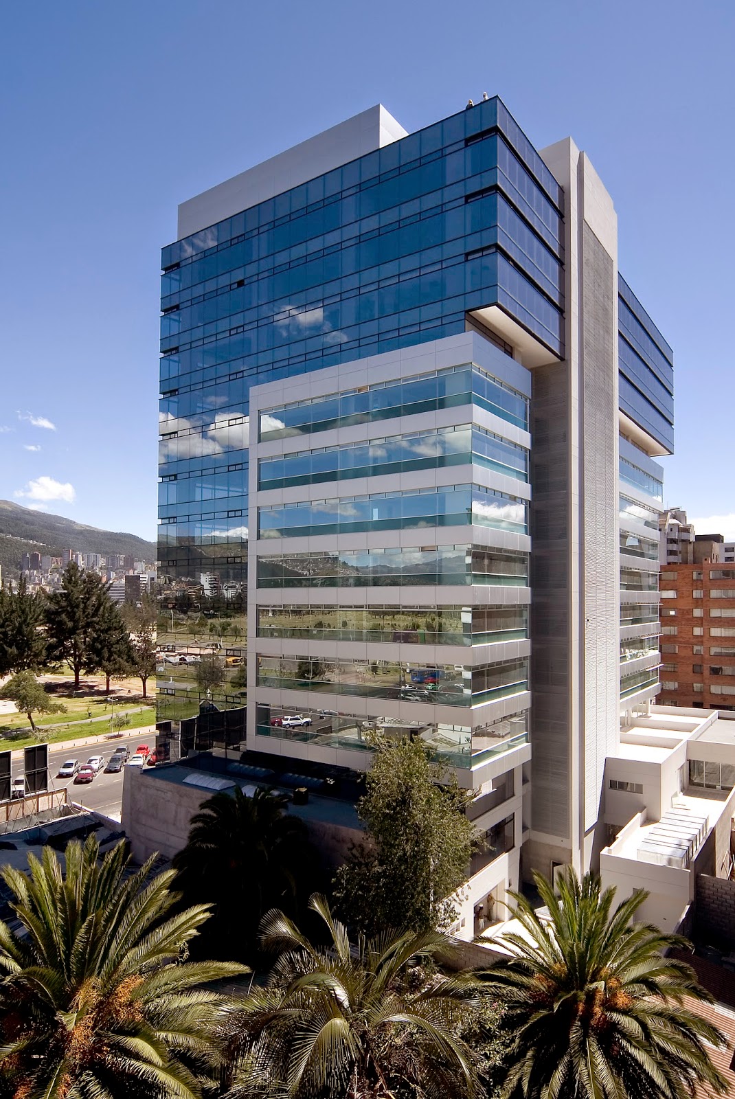 ARQUITECTURA MODERNA EN ECUADOR: EDIFICIO RENAZZO PLAZA, ARQUITECTO ...