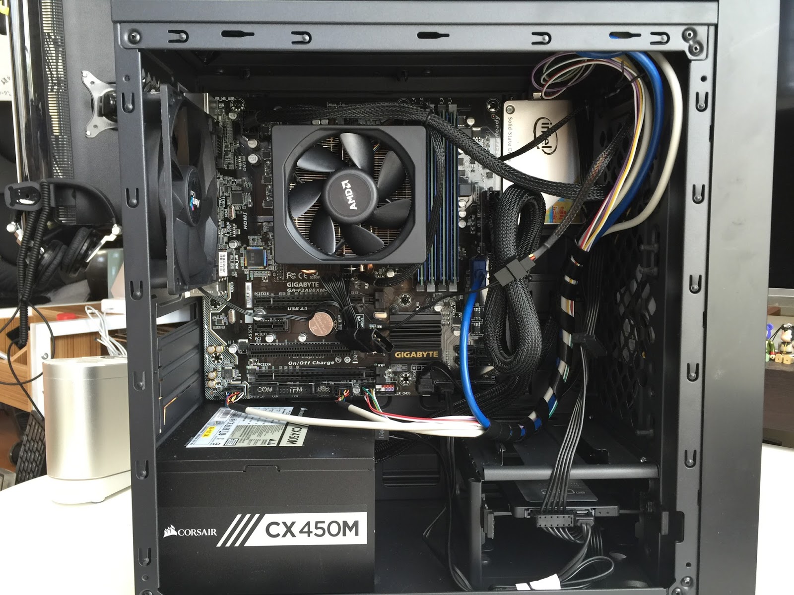 Aerocool製 Micoro-ATX対応 コンパクトPCケース Aerocool QS-240 Window
