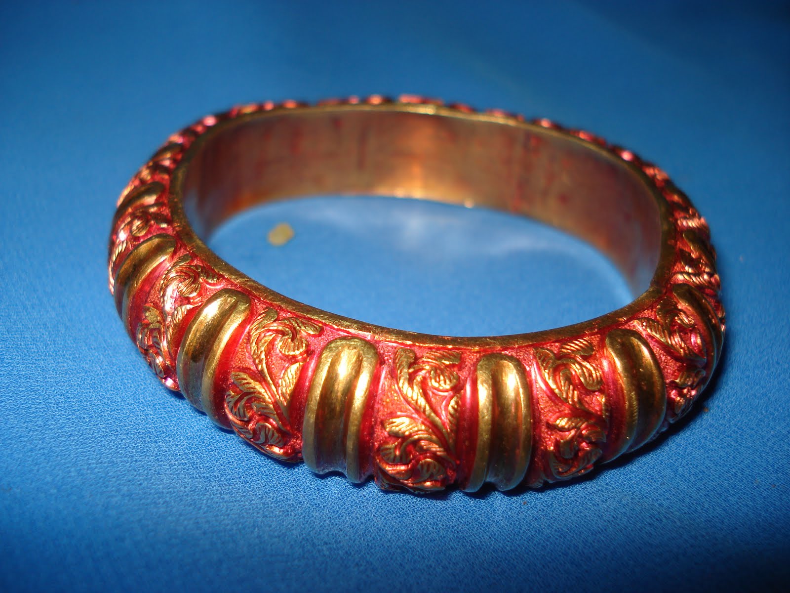 .: Gelang Tangan Emas Berukir Bersepuh Merah