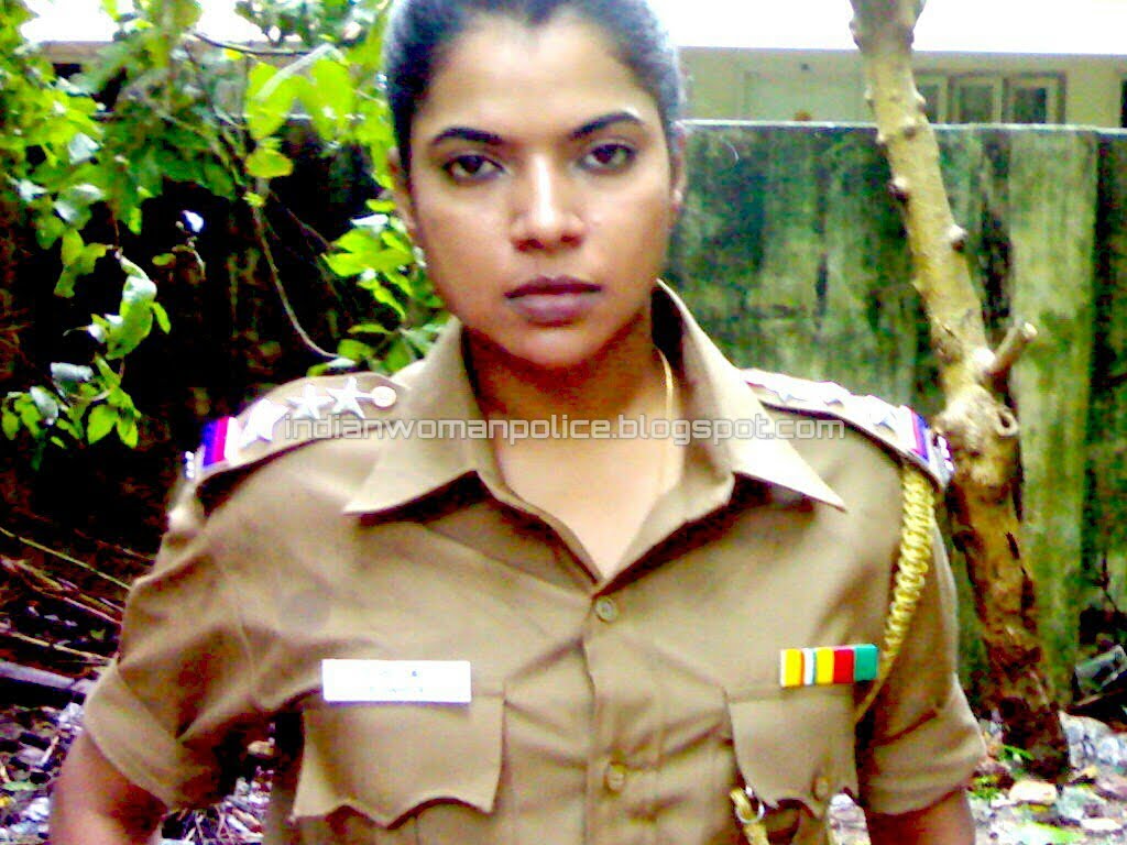 Indian Woman Police: KAAJAL IN POLICE DRESS