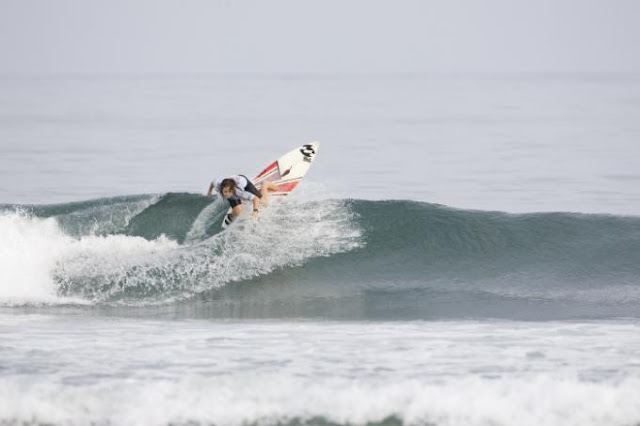 Rebeca Woods Surfing On Small Waves - Urban Surf