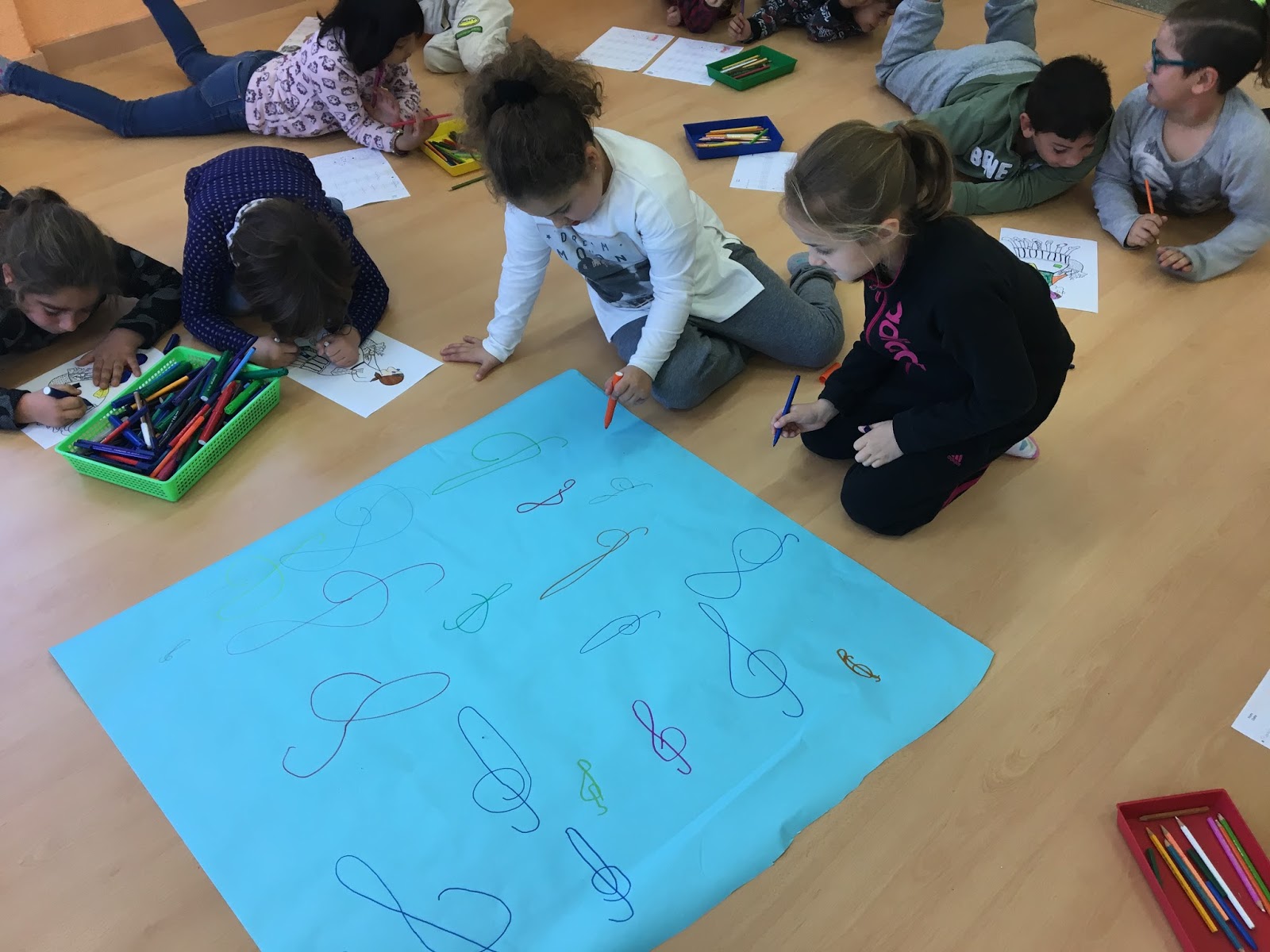 PETITS GRANS MÚSICS: APRENEM A DIBUIXAR LA CLAU DE SOL a 1r