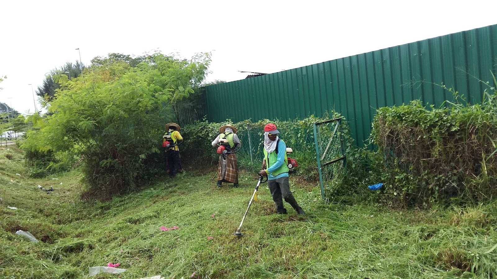 Sahabat TTDI Jaya : PEMBERSIHAN SEMAK SAMUN HADAPAN MASJID