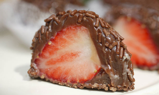 Brigadeiro com Morango - Amando Cozinhar
