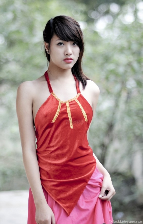 Yếm Đào Lấp Ló Đầu Ti Ebony Sex Model