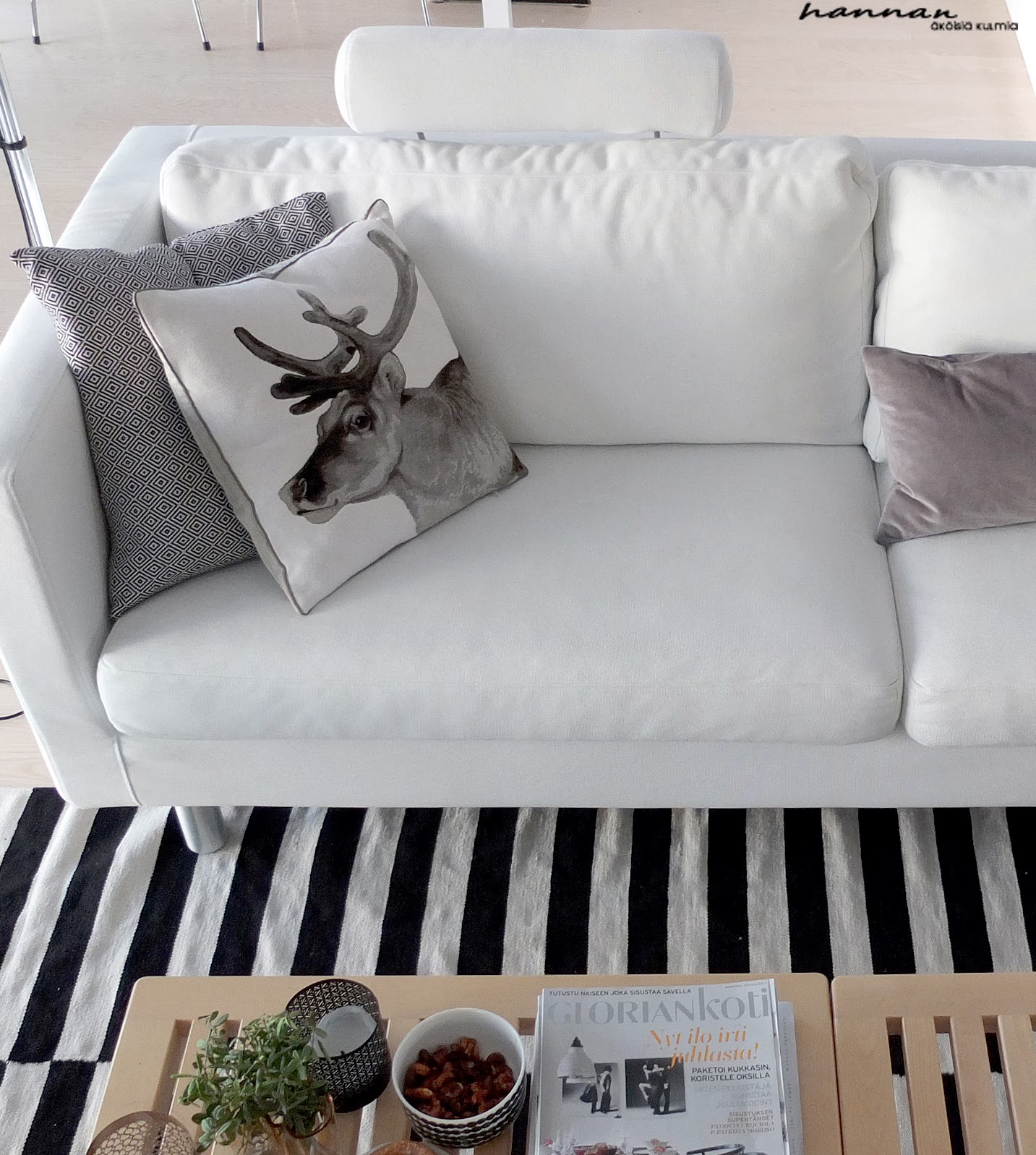 näköisiä kulmia: Valkoinen sohva lapsiperheessä