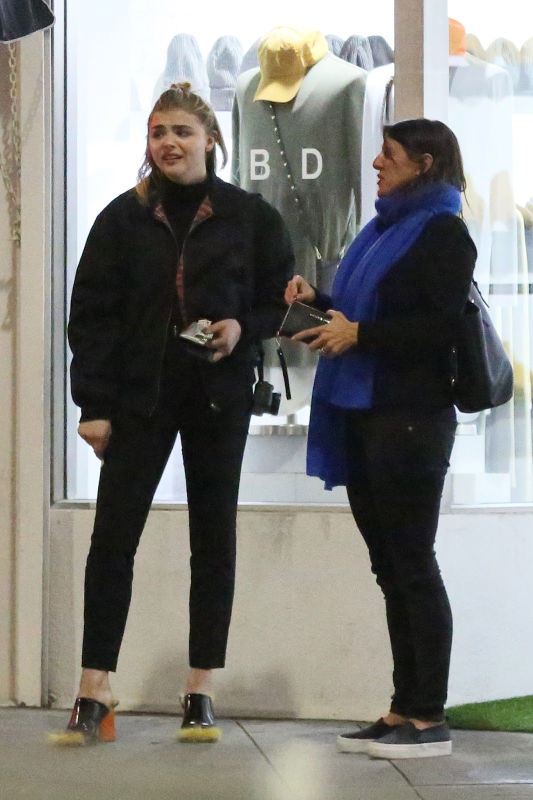 Chloë Grace Moretz Argentina: 02/02/2017 Having dinner with friends ...