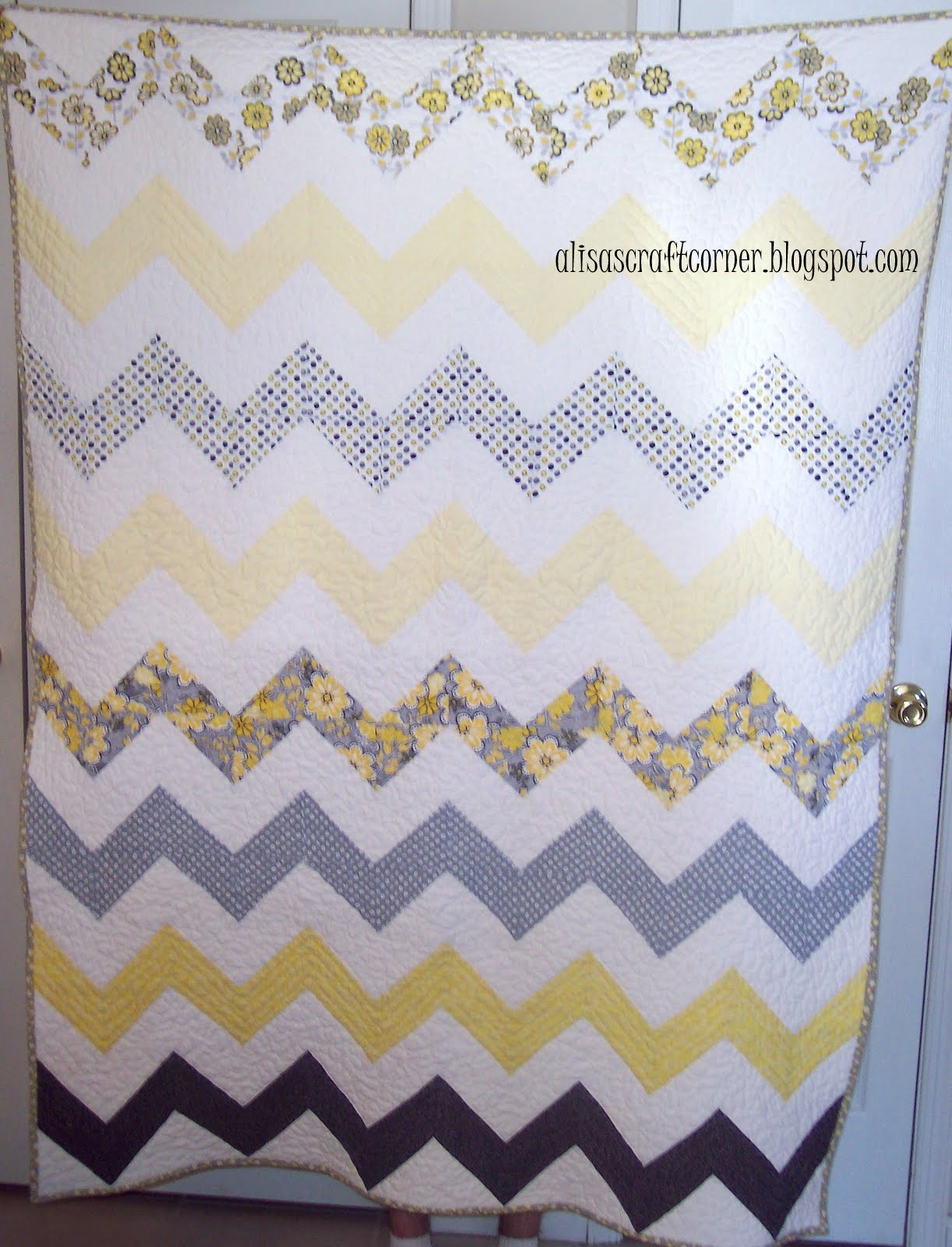 Alisa's Craft Corner: Ombre Chevron Quilt, HST Method