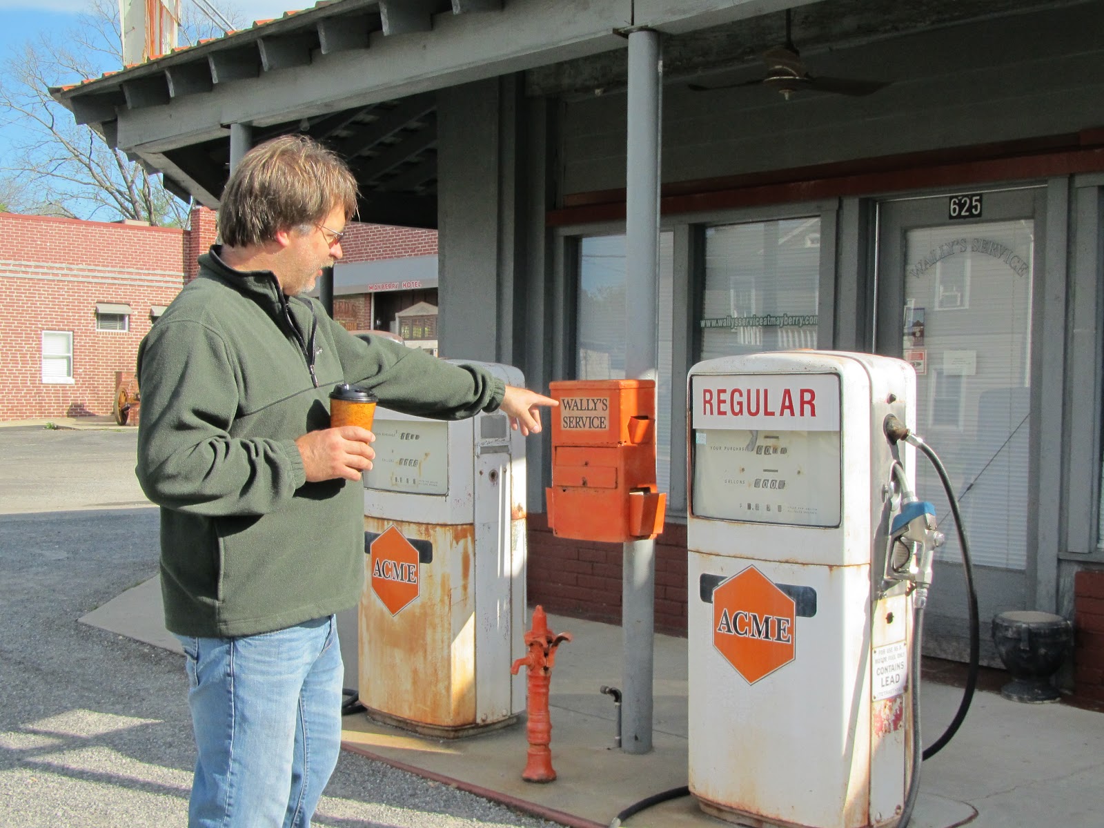 Nomadic Newfies: Goober Says Hey!