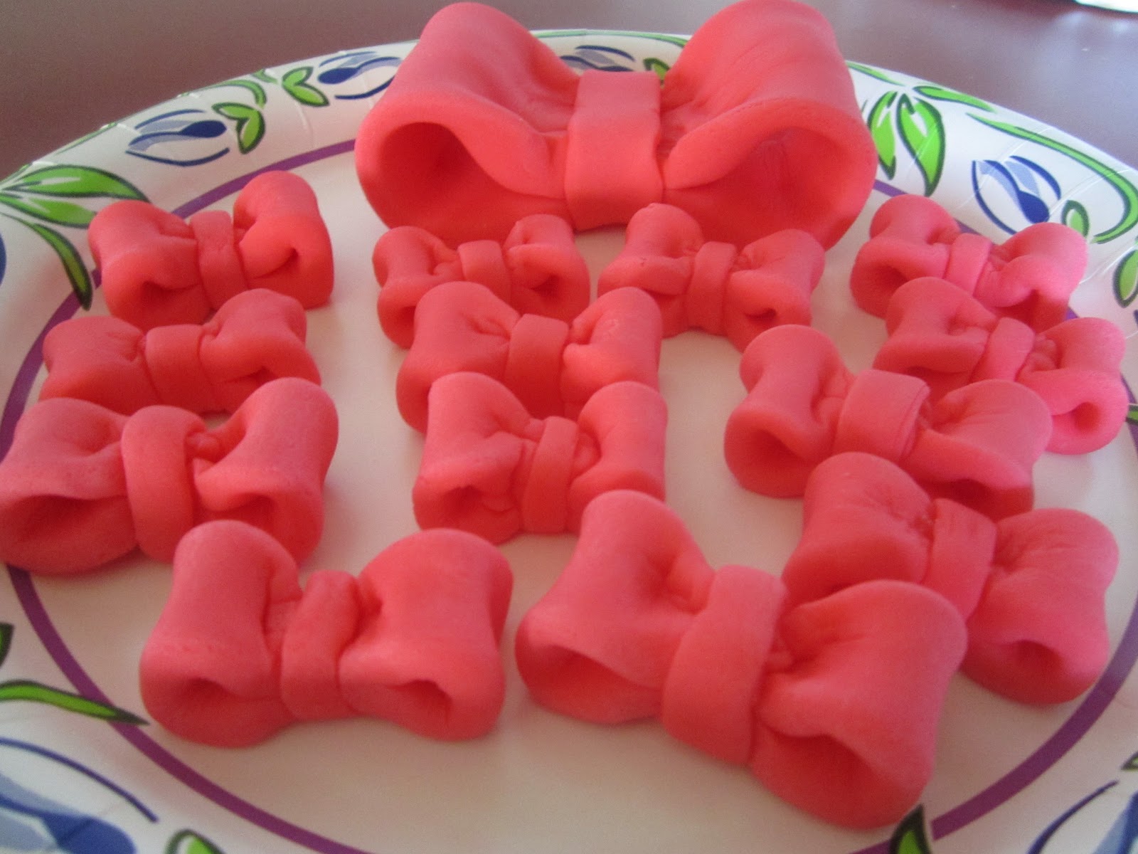 The Sweet Life: Baked Fresh Daily: Mini Fondant Bows (Minnie Mouse)