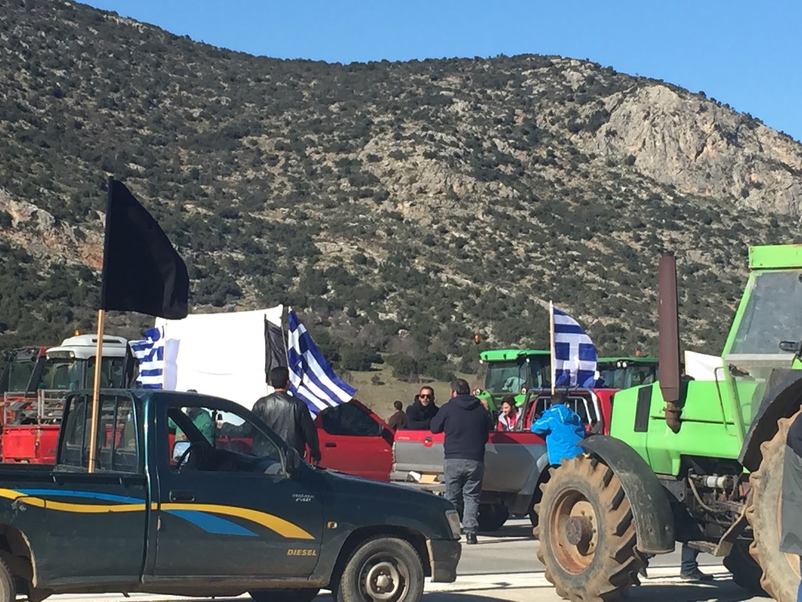 ORTHOLOGIKA: ΜΠΛΟΚΟ ΑΓΡΟΤΩΝ ΣΤΑ ΔΙΟΔΙΑ ΝΕΣΤΑΝΗΣ ΤΩΡΑ