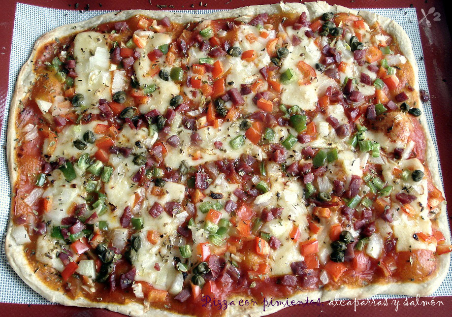 Cocinax2. Las recetas de Laurita.: Pizza con pimientos, alcaparras y jamón