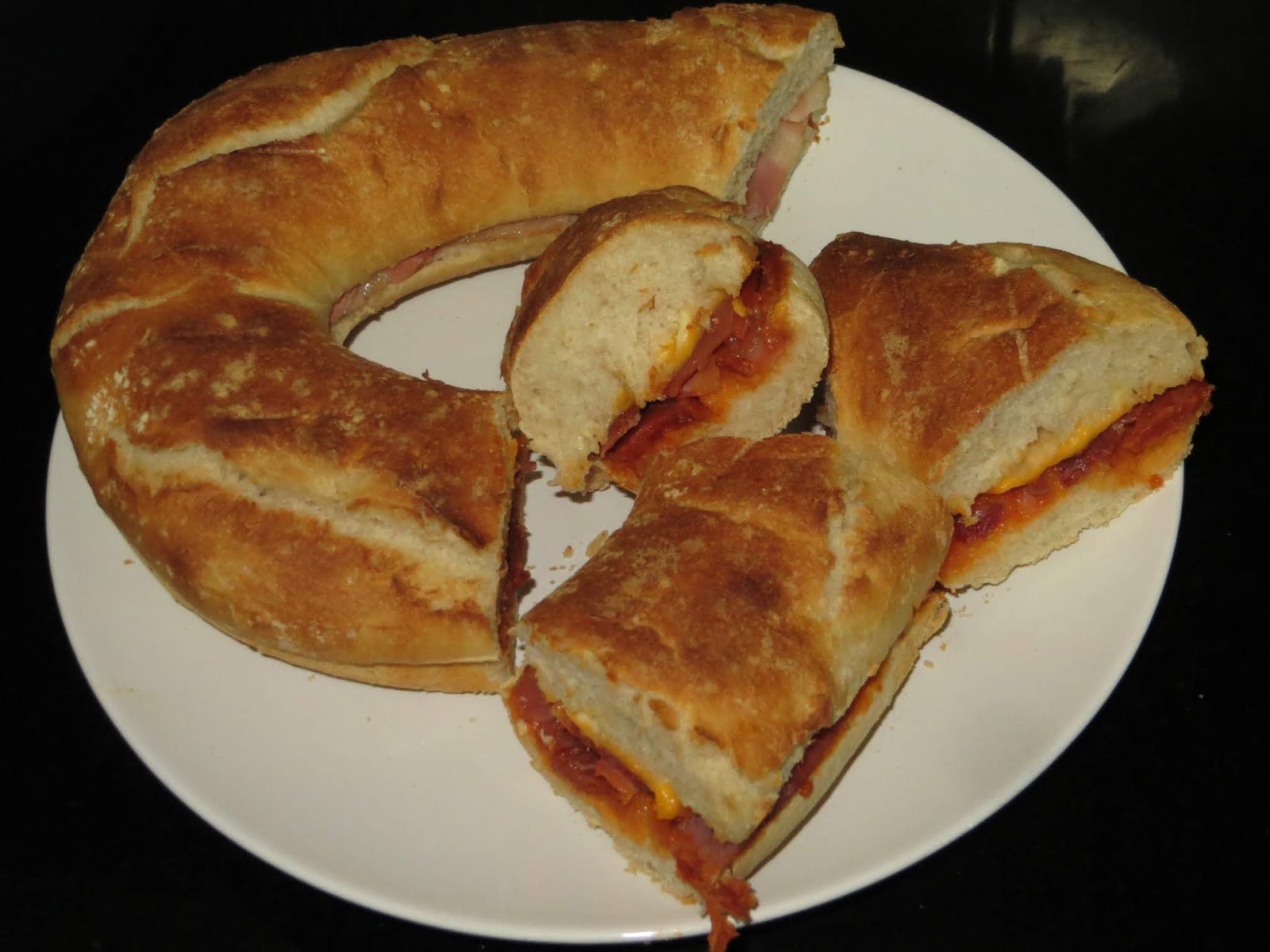 La cuchara en la maleta: ROSCA DE PAN RELLENA DE EMBUTIDO