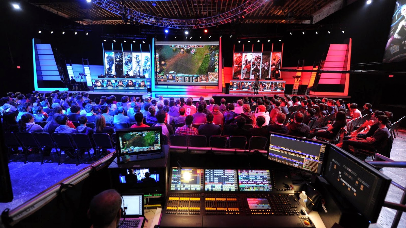 Experience Points: The Road of a League of Legends Crowd