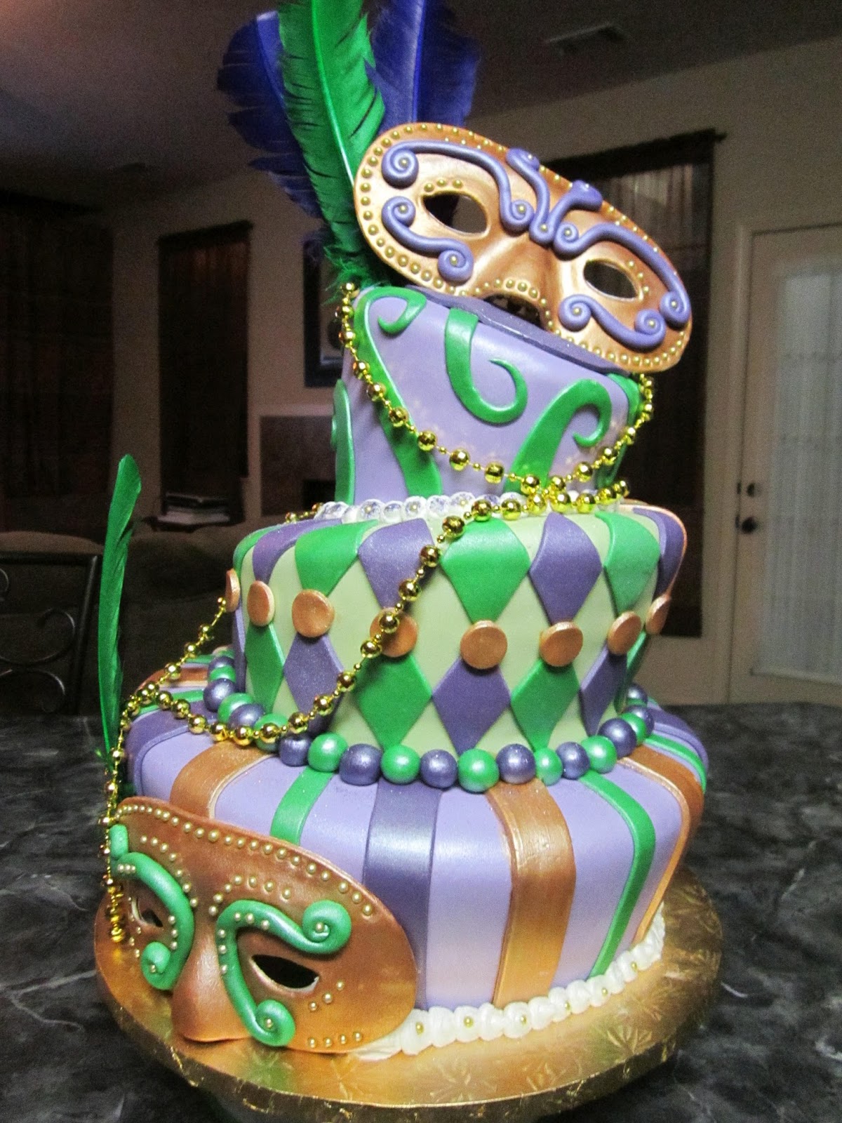 MyMoniCakes: Topsy Turvy Mardi Gras Face Mask Cake