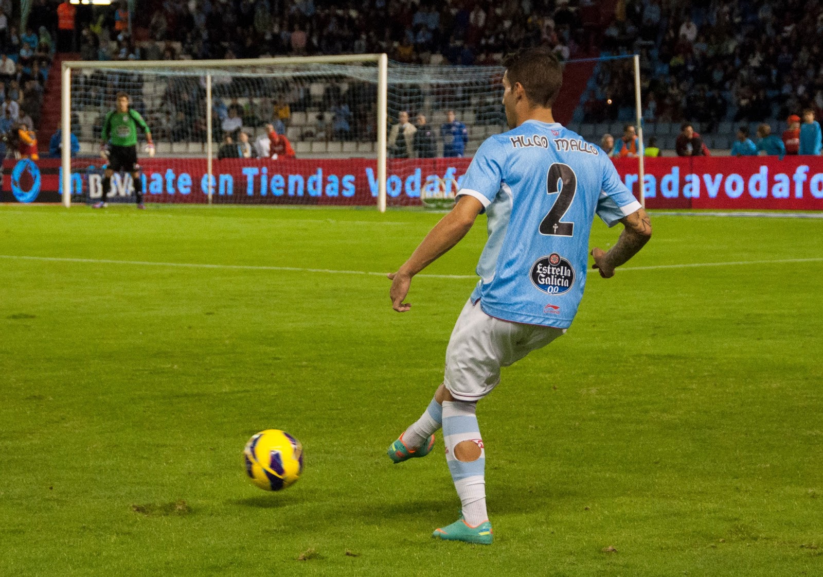 Hugo Mallo camina por el césped de A Madroa mes y medio después de ...