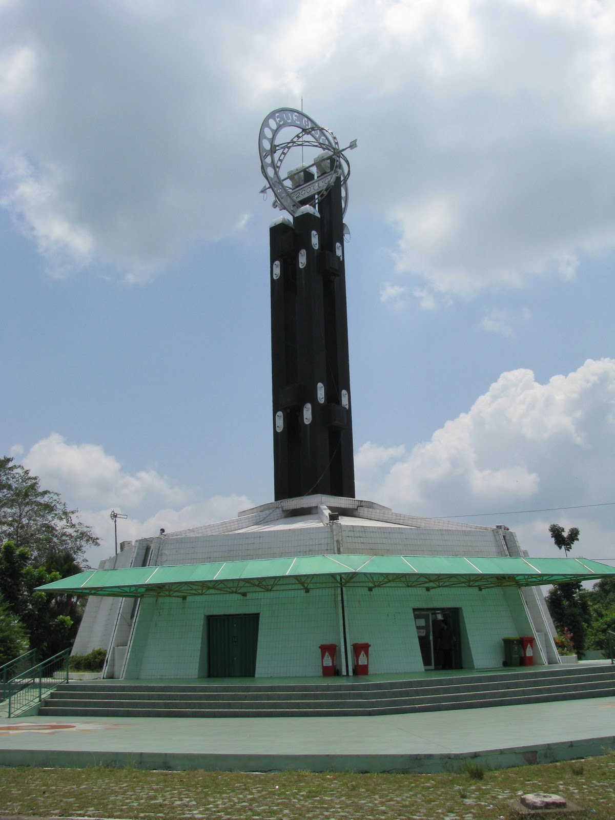 It's me ... I-in: equatorial monument