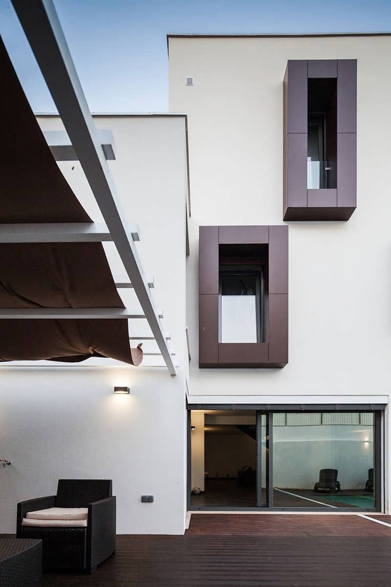 MODERN PRIVATE HOME WITH A BOX BODY AND BOX WINDOWS OFFERS WHITE FACADE ...