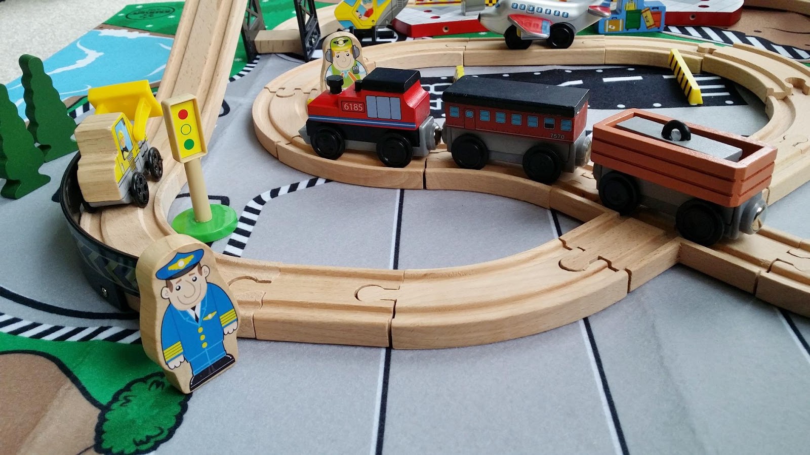 Temporary Waffle: Kidcraft Transportation Station Train Set