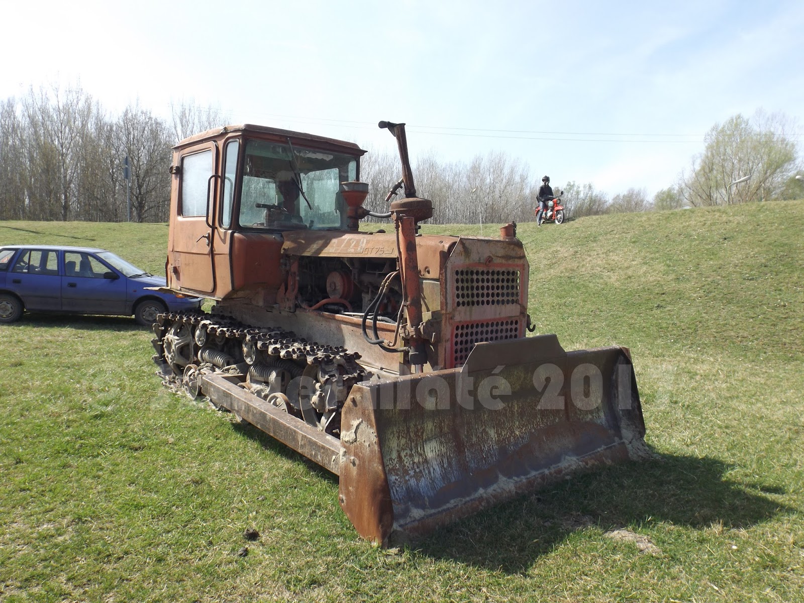 ..Mezőgépek..: DT-75 a töltésoldalban