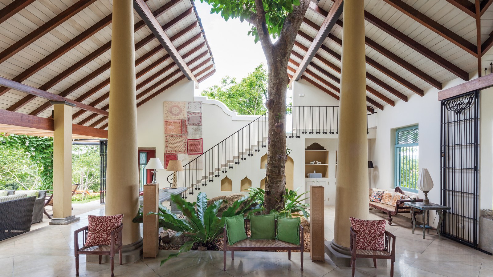 70 Model Tiang Rumah Indoor, Tampil Beda Penuh Gaya - Rumahku Unik