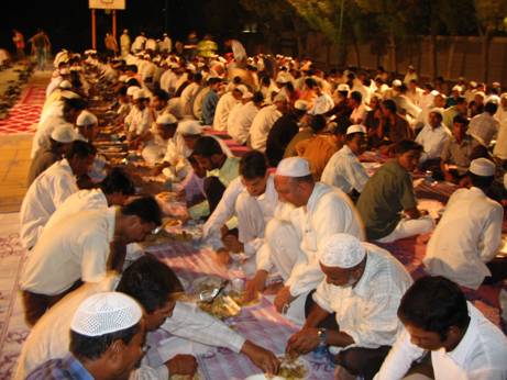 People Doing Ramadan Iftar In a Local Karachi Mosque Photo - Photos ...