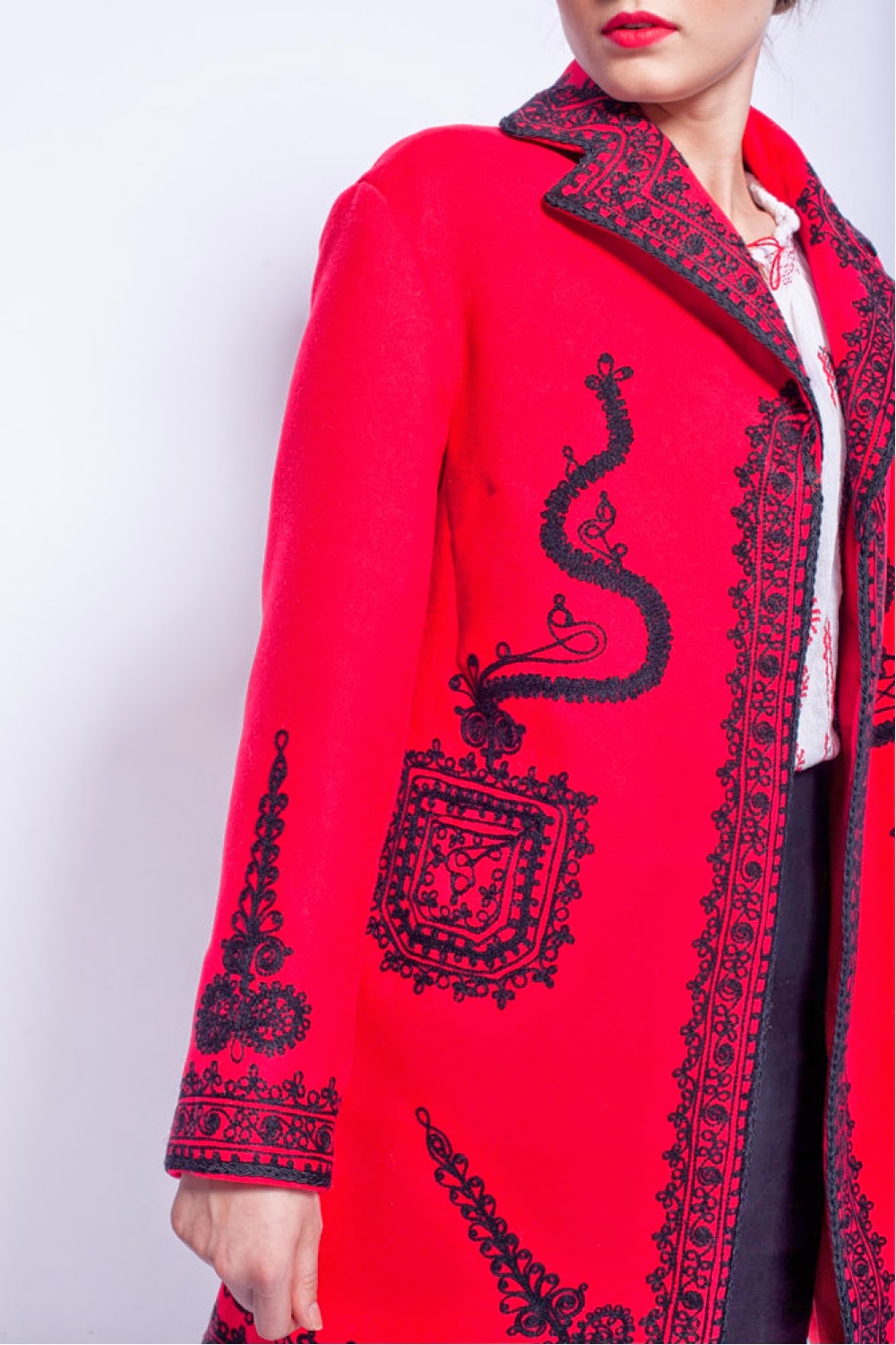 Jacheta de Dama: Pardesiu rosu brodat cu modele traditionale