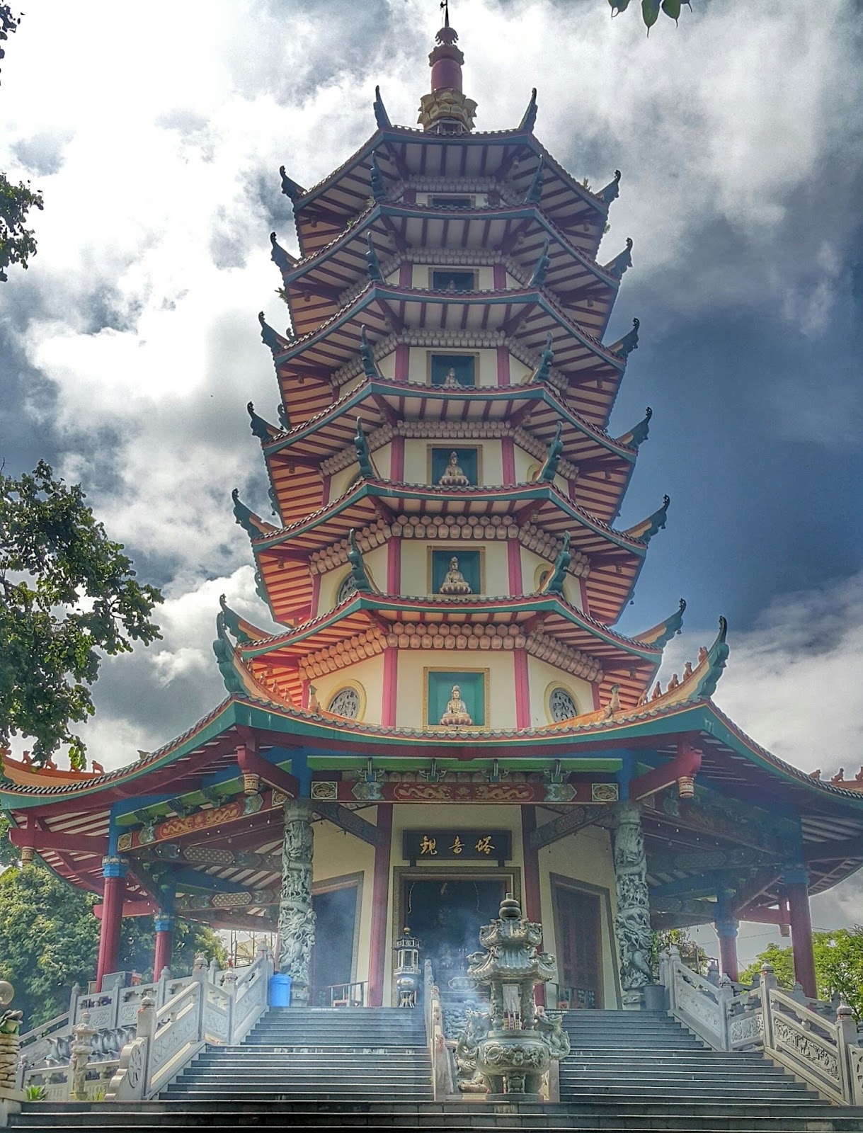 Wihara Tertinggi di Indonesia, Pesona Budaya Wihara Buddhagaya Watugong ...