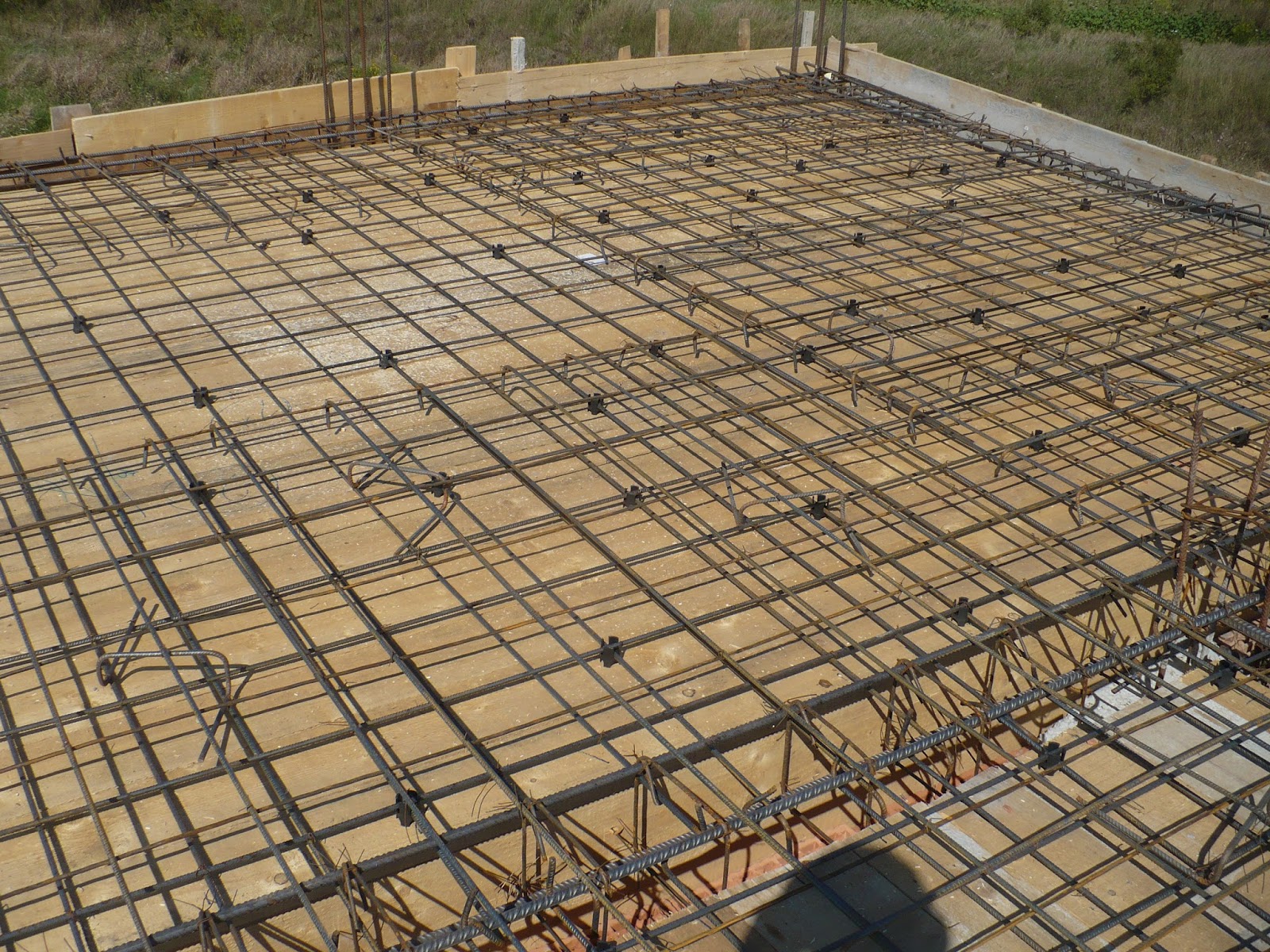 Arhiconstruct: Cofrare placa beton si armare cu bare independente
