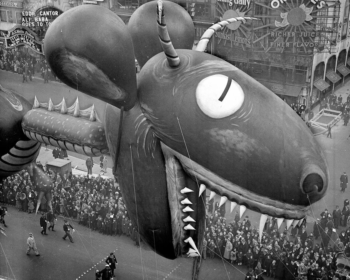 20 Amusing Vintage Photographs Capture Bizarre Giant Balloons From Past ...