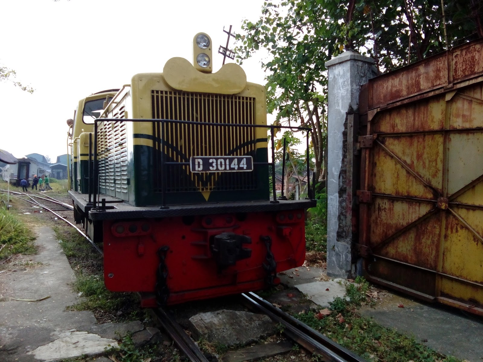 Kereta Api Indonesia: Melihat Langsiran Lokomotif D301 44 di Balai Yasa Pengok Yogyakarta (Foto ...