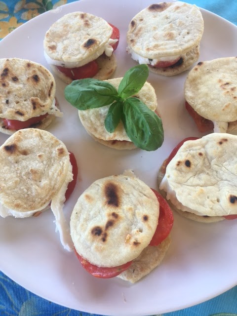 Non si sfugge alla propria nonna!: CAPRESE CON MINI PIADINE