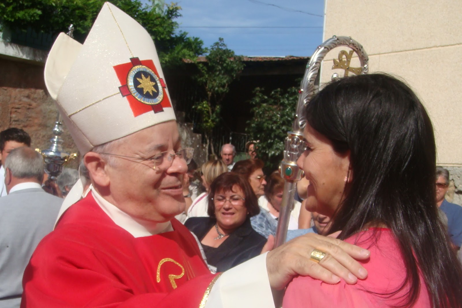 TRAVANCAS DA RAIA: Bispo crisma jovens da raia