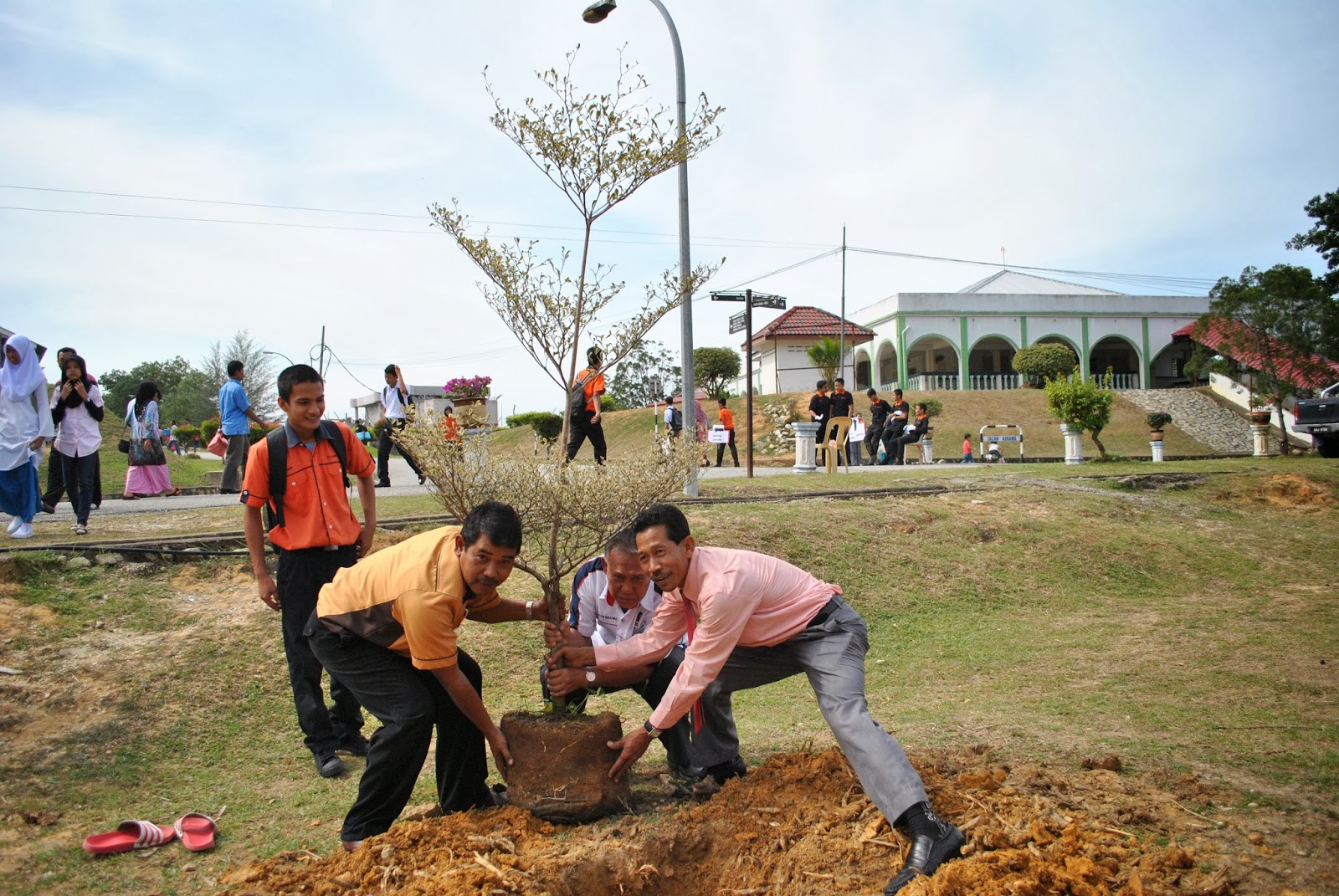 Kolej Vokasional Seri Iskandar : Penanaman Pokok Sempena Hari ...