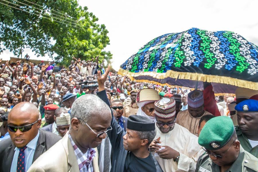 Photos: Acting President, Yemi Osinbajo, visits collapsed Mokwa-Jebba ...