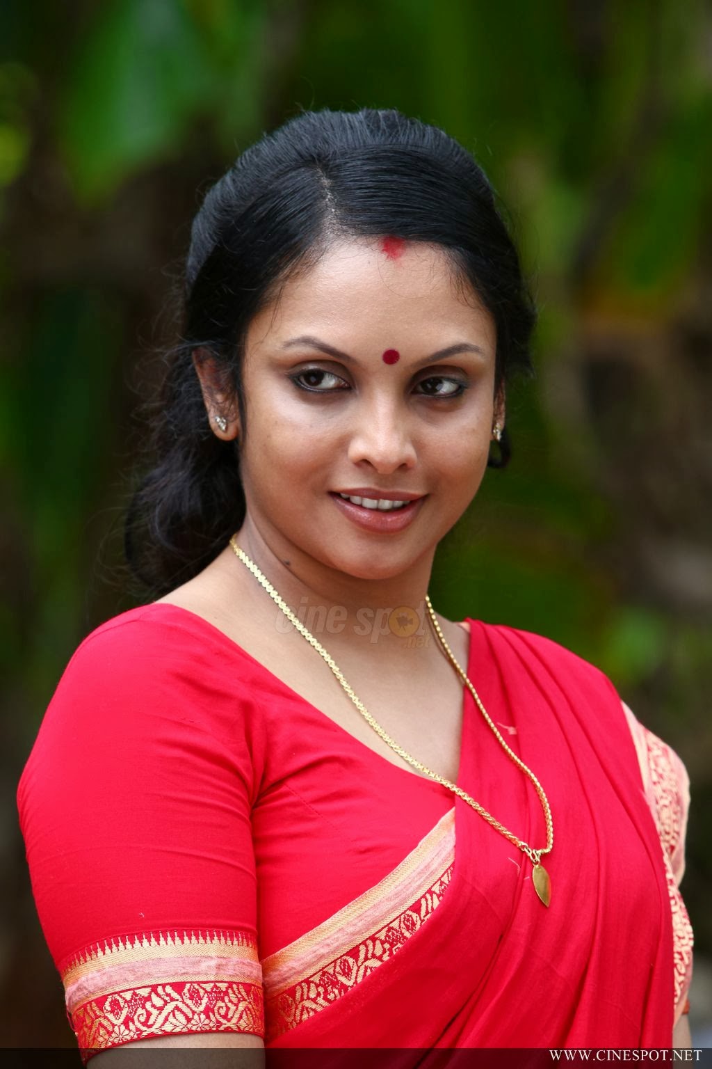 .: Mallu actress Jyothirmayi sexy red saree stills,pics