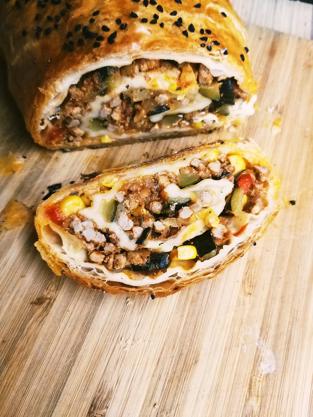 Rolada z ciasta francuskiego z mięsem mielonym | strasznie smaczne