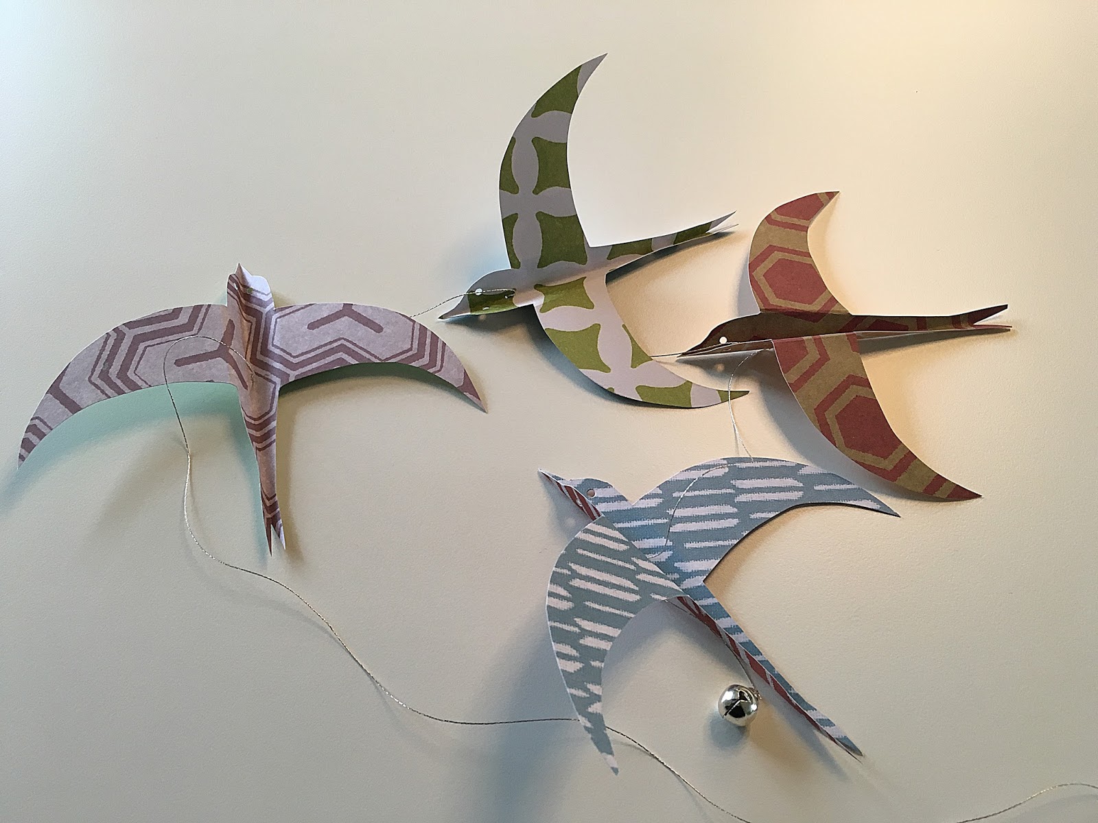 Bellas bedrifter: Uro med svaler i papir -- succes i forsøg #2...