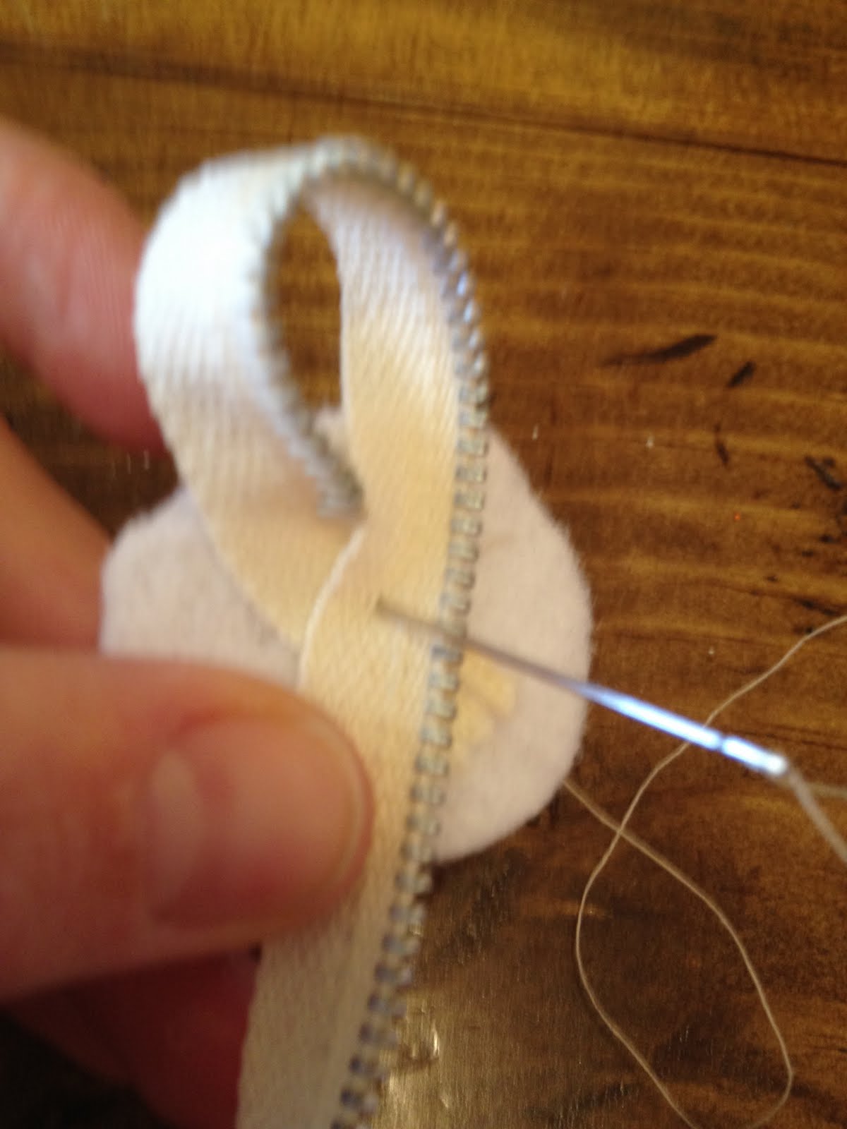 Garage Sales R Us: Zipper Bow Tutorial Part Two: Peacock Feather Zipper Bow