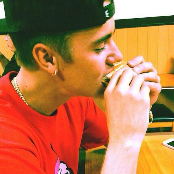 Justin comiendo un 'Fast Burger' ~ Justin Bieber Noticias