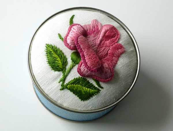 kontrast i stil og stof: Stumpwork rose