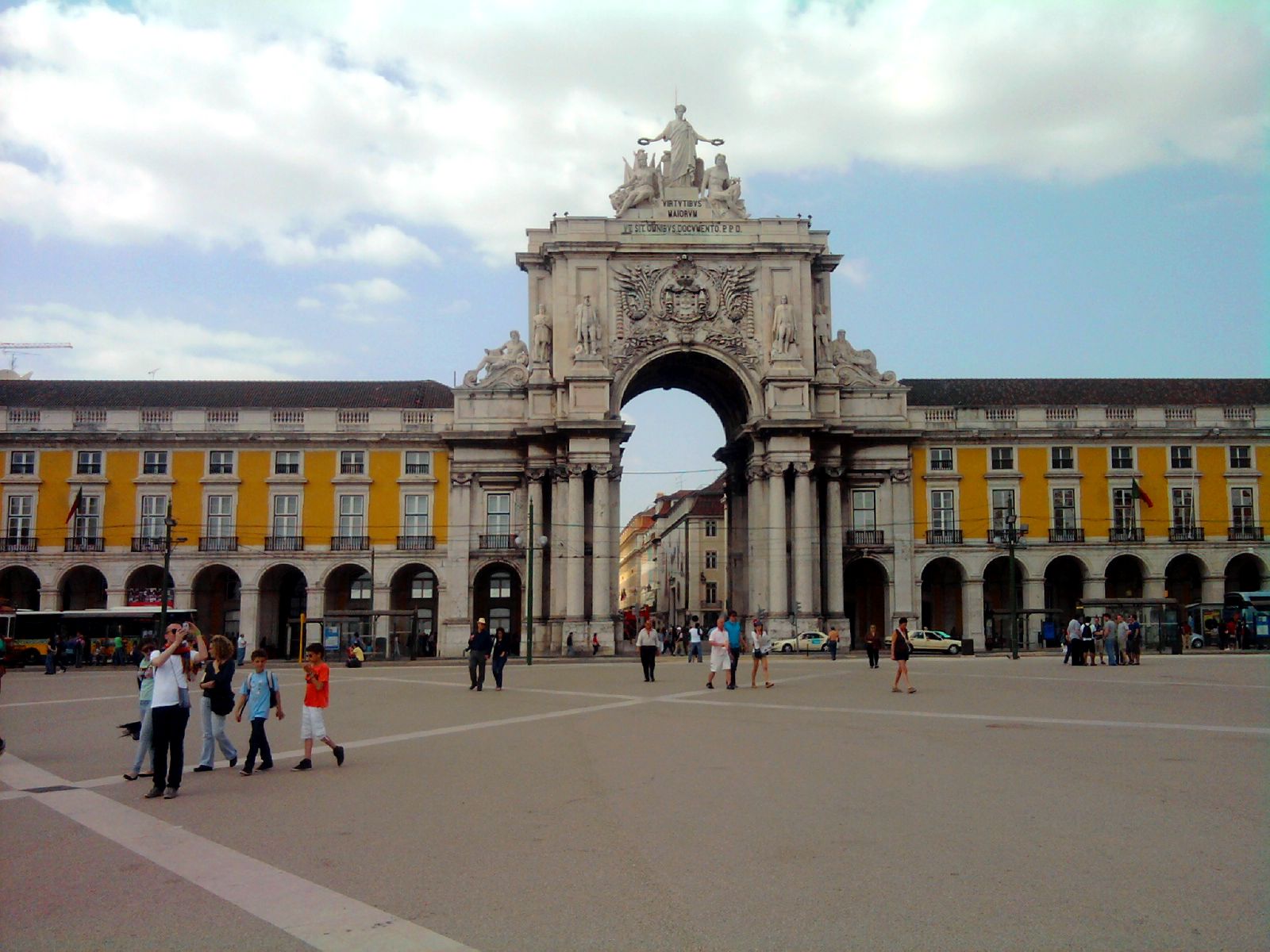 Promenade dans Lisbonne: Place du commerce (Lisboa)
