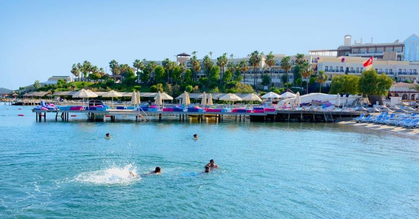 Santai Sambil Menikmati Indahnya Pantai Gumbet Bodrum - Travel Pelopor ...