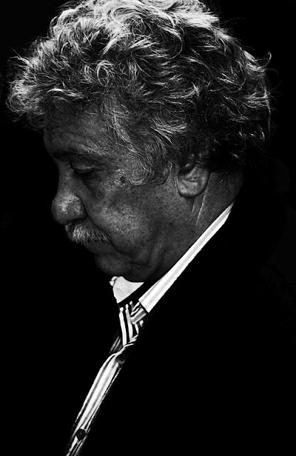 De otros mundos: Juan Manuel Roca / Uno que no fue a la guerra ni que ...