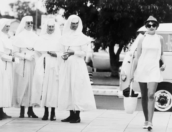 A woman and nuns, 1968 : pics