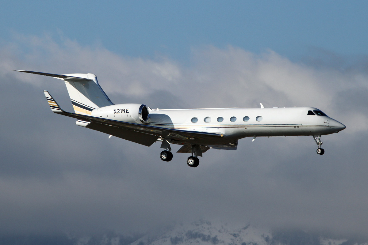 Planes and Trains - Planes 2012: N21NE / Gulfstream GV / Privat